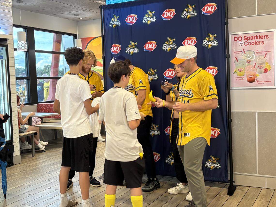 Savannah Bananas meet fans at KC area fast-food restaurant ahead of ...