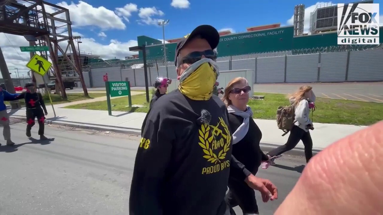 Tense standoff unfolds as mic'd up pro-ICE supporter leaves New Jersey ...