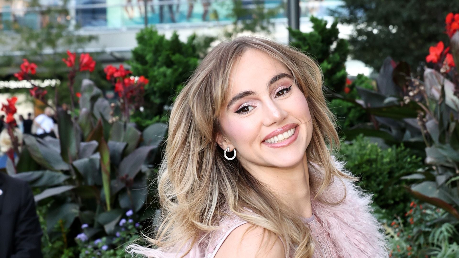 Suki Waterhouse baut durch Mutterschaft neue Identität auf