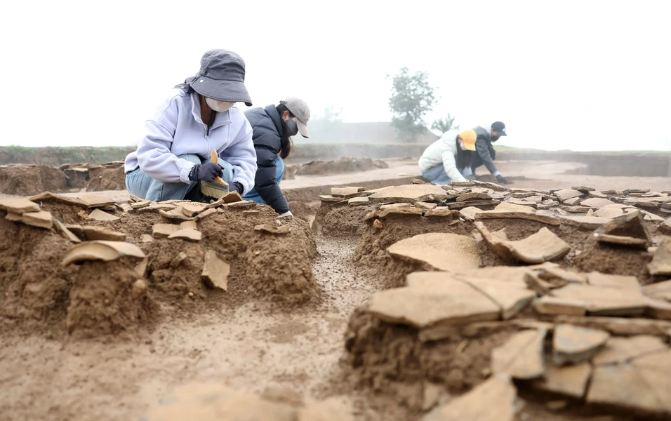 Sealed bronze bottle in Chinese tomb holds 2,300-year-old beer