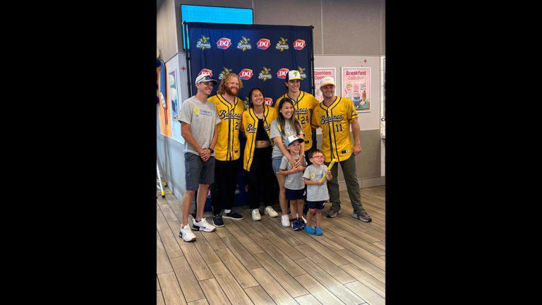 Savannah Bananas meet fans at KC area fast-food restaurant ahead of ...