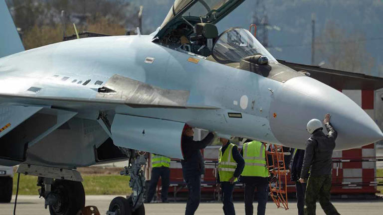 Rusia memperkuat armada udara dengan jet tempur Su-35 baru di tengah ...