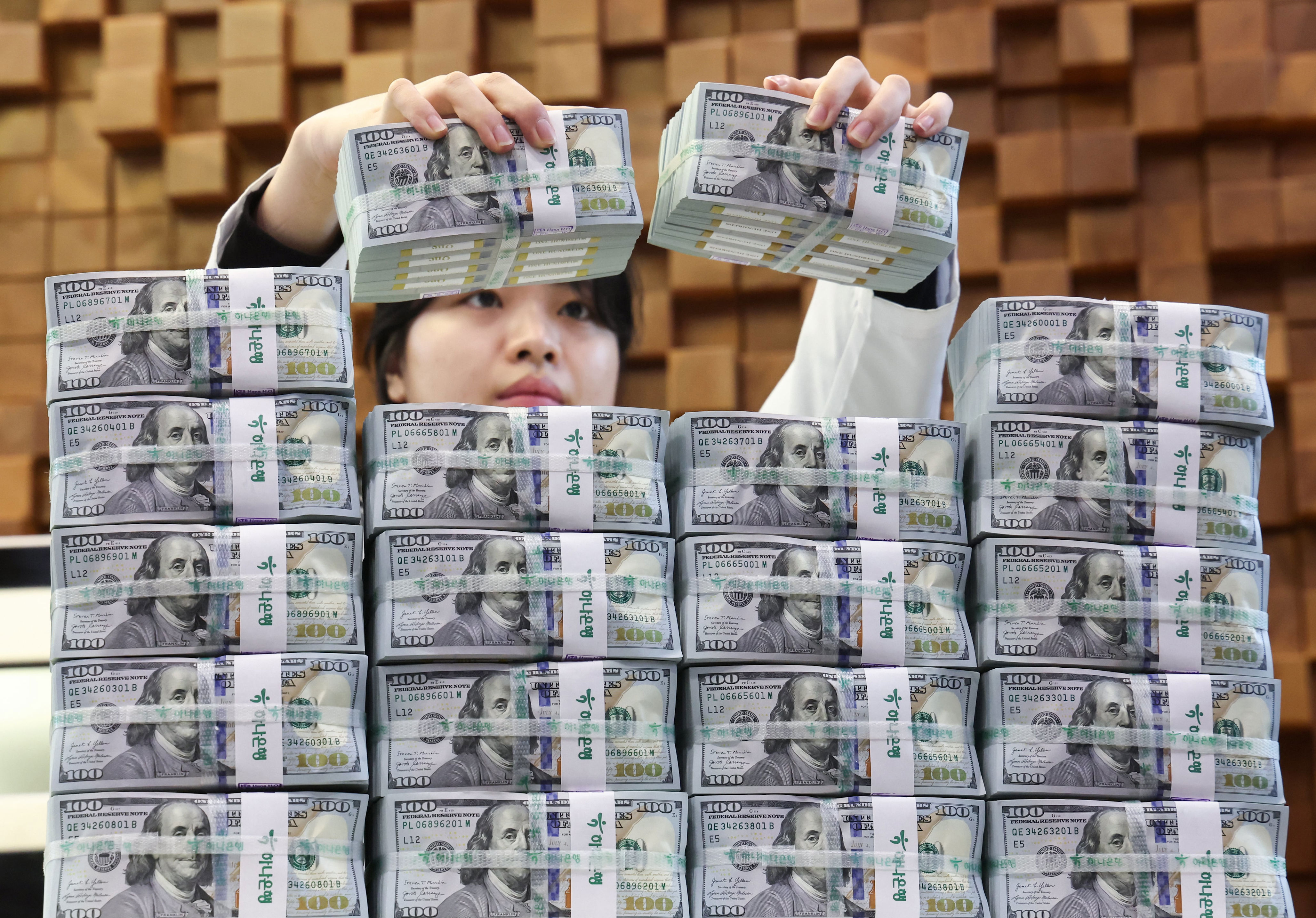 Won-dollar market expands to 24-hour trading in July