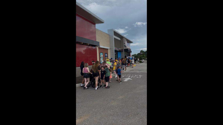 Savannah Bananas meet fans at KC area fast-food restaurant ahead of ...