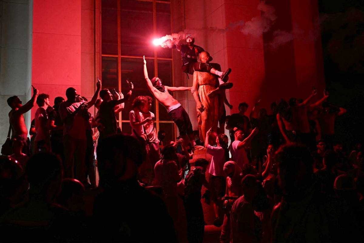Hundreds arrested as clashes erupt in Paris on PSG victory night
