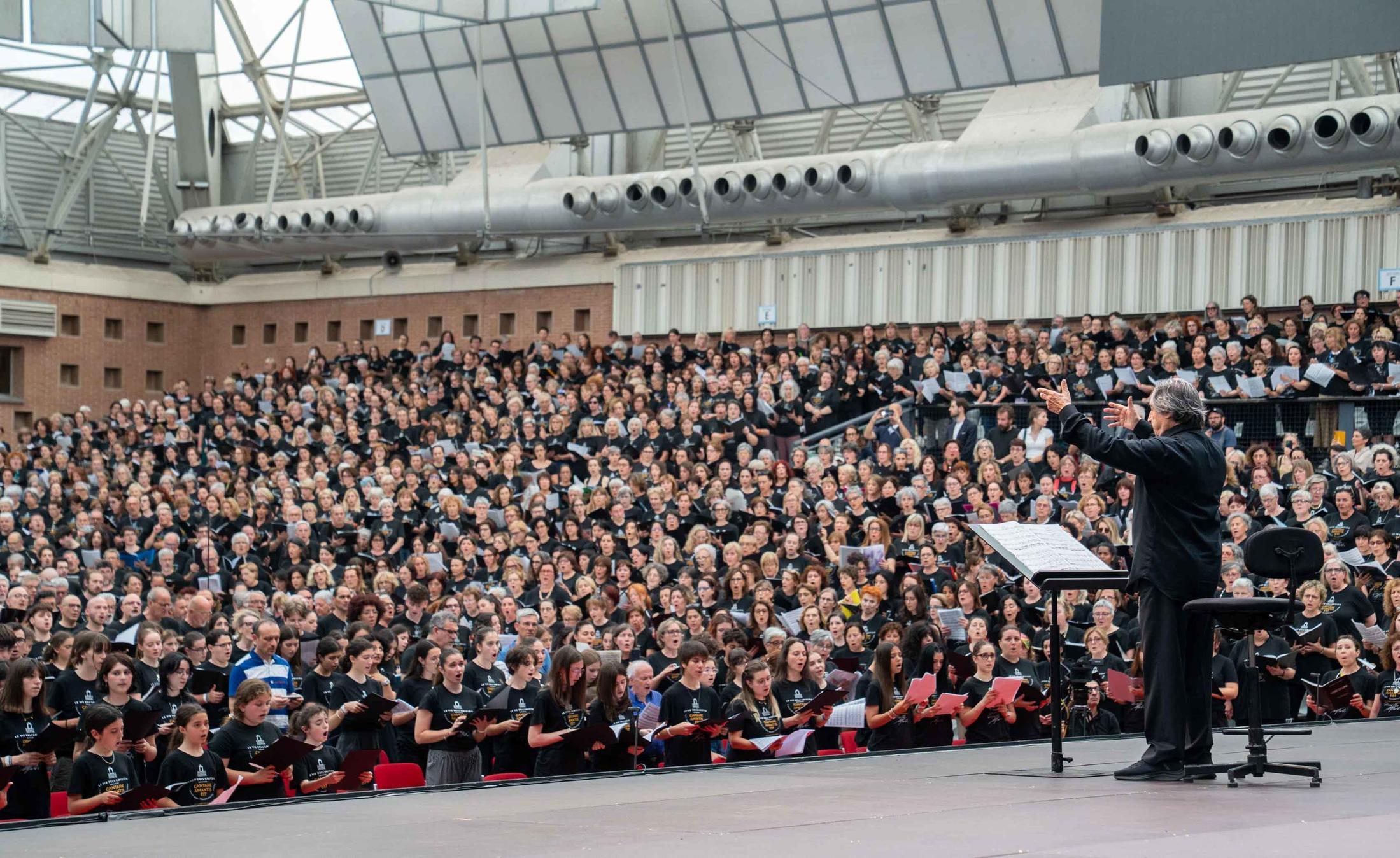 Il maestro Muti e la forza di 3.500 coristi