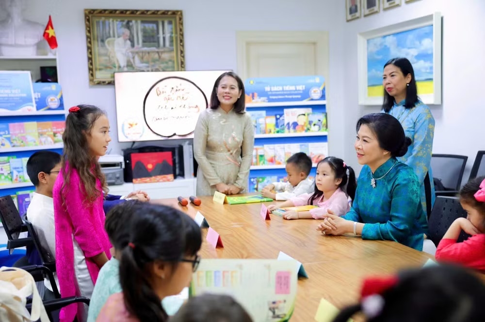 Phu nhân Ngô Phương Ly thăm lớp tiếng Việt tại Singapore