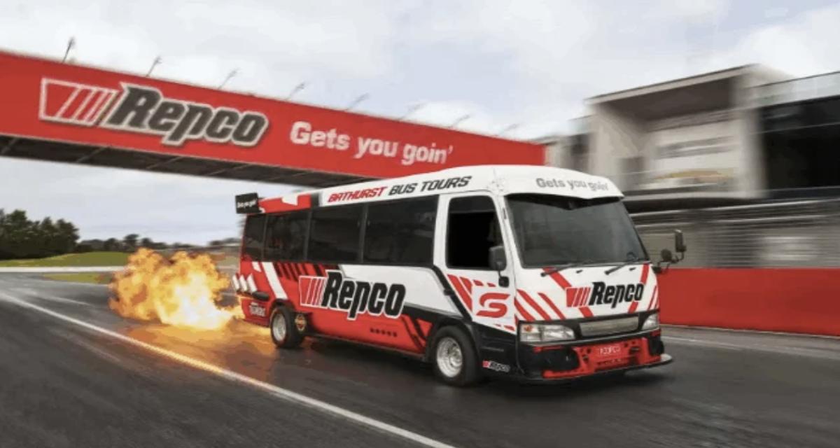 Un bus de course spectaculaire enchaîne les tours du mythique circuit ...