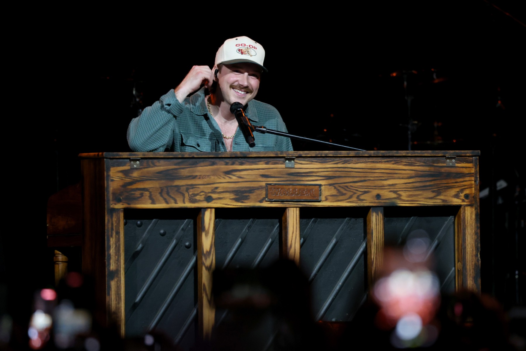 Morgan Wallen flips over his piano after 'Sand in My Boots' snafu