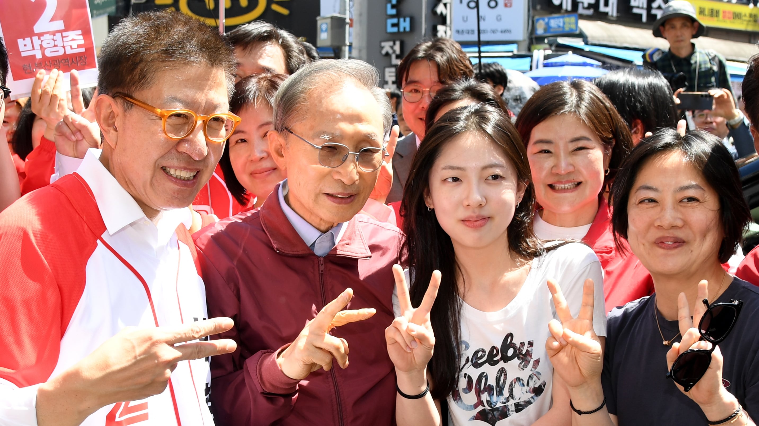 Lee Myung-bak campaigns for Busan Mayor Park