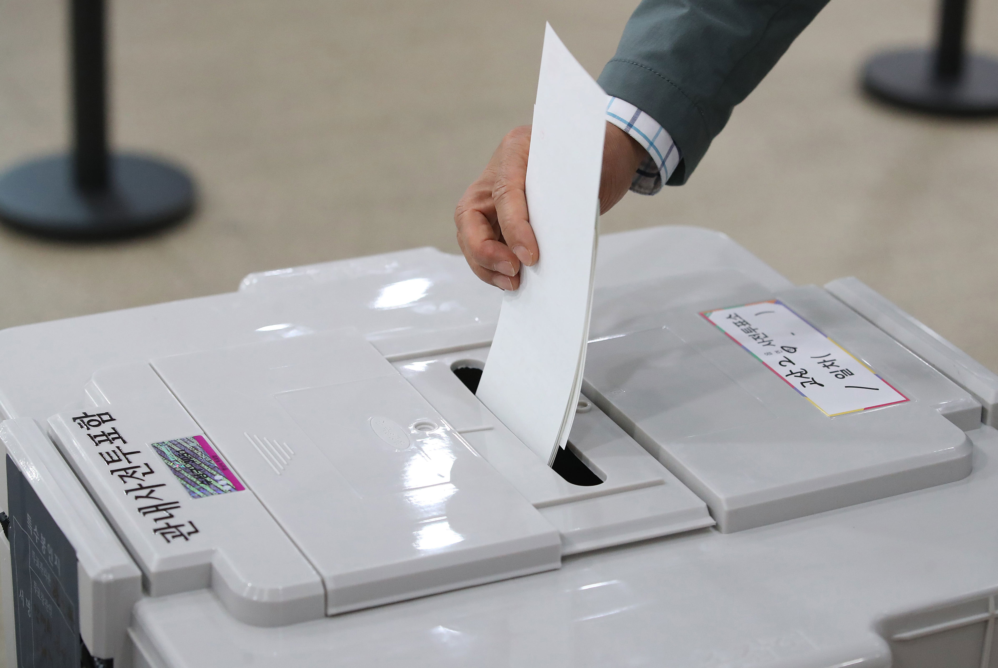 Cousins' resemblance sparks early voting mix-up