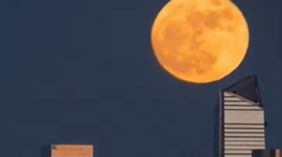 La luna blu sorge dietro l’Empire State Building: lo spettacolo che ...