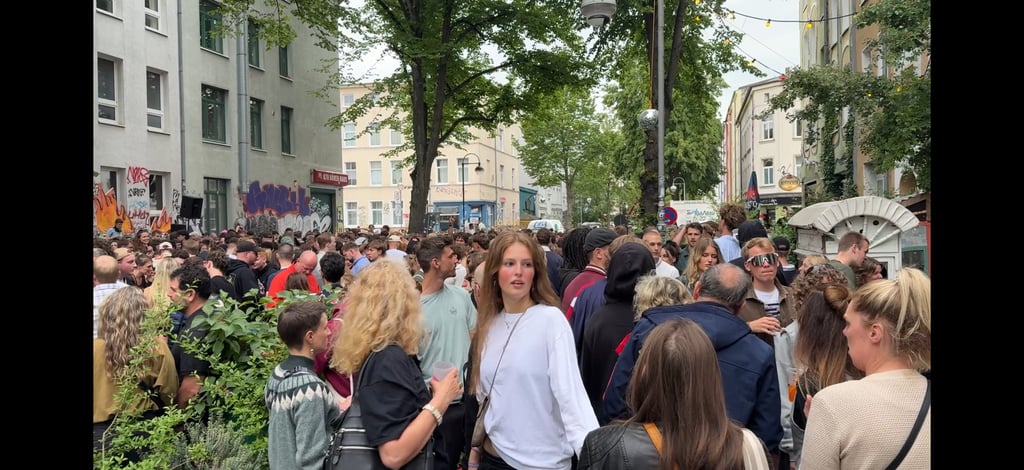 Straßenfete mit Dorfgefühl vereint Menschen jeden Alters – andere ...