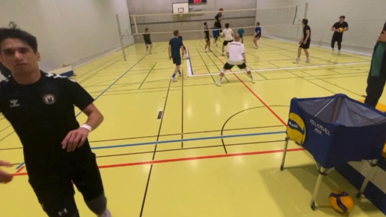 Epic back block stuns volleyball fans!