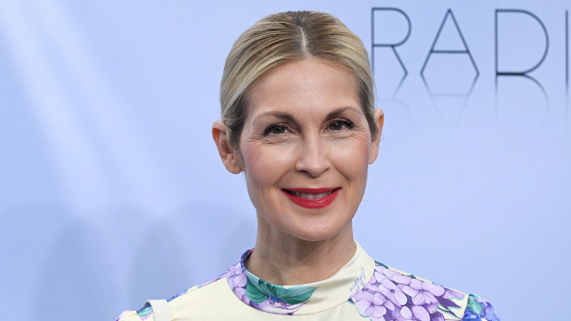 Kelly Rutherford's white ballet flats scream 'Upper East Side rich mom'