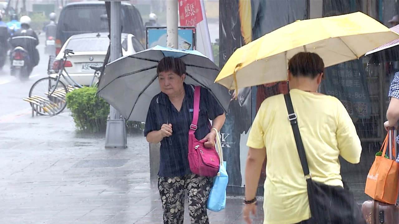 Typhoon Jangmi expected to pass east of Taiwan on Monday