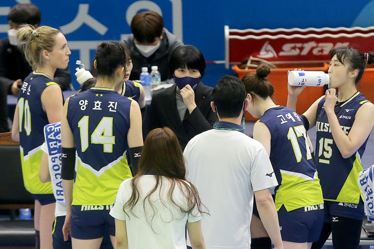 Lee Do-hee leads Iran women's volleyball team to consecutive Central ...