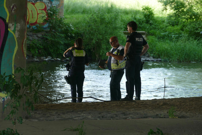 Person im Wasser: Rettungskräfte durchkämmen die Sieg nach Notruf ...