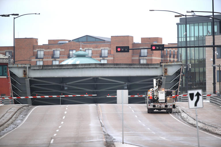 Downtown Green Bay bridge closure delayed by 'unforeseen circumstances'