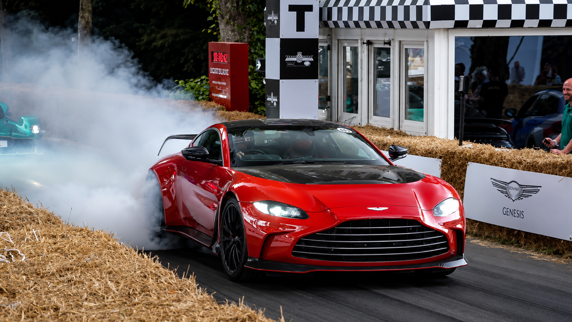 Aston Martin Vantage startet mit dichtem Rauch