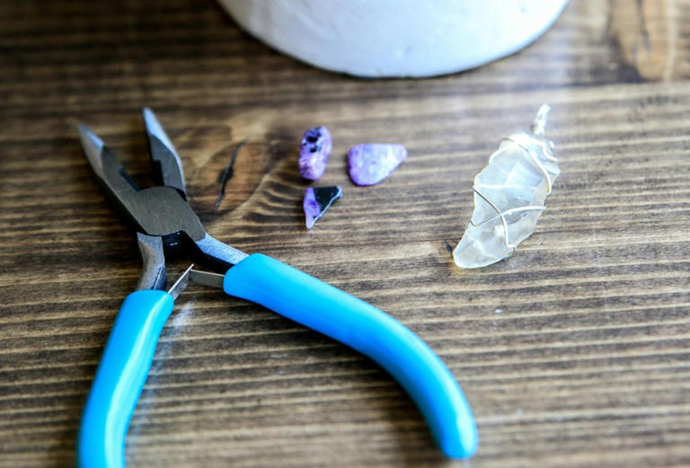 Singapore cops catch Yishun burglar red‑handed with pliers and stolen IDs