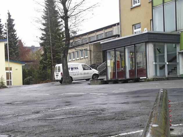 Alte Grundschule steht seit zehn Jahren leer – Stadt schweigt zu Kosten