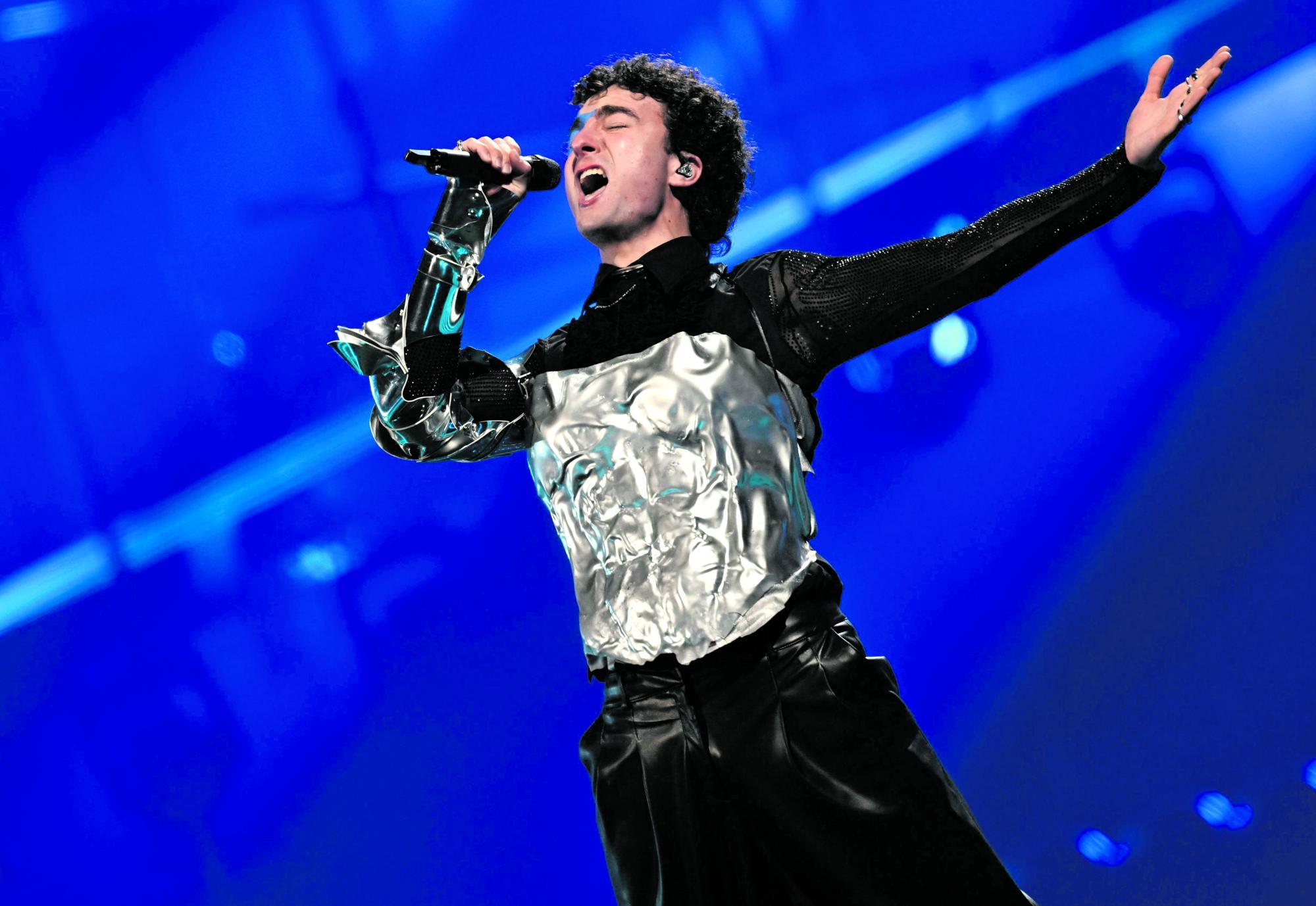 ESC-Starter Cosmó zeigt sich auf der Starnacht-Bühne in ganz neuem Look