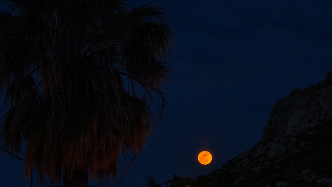 Full moon stirs emotions and social shifts for Aquarius