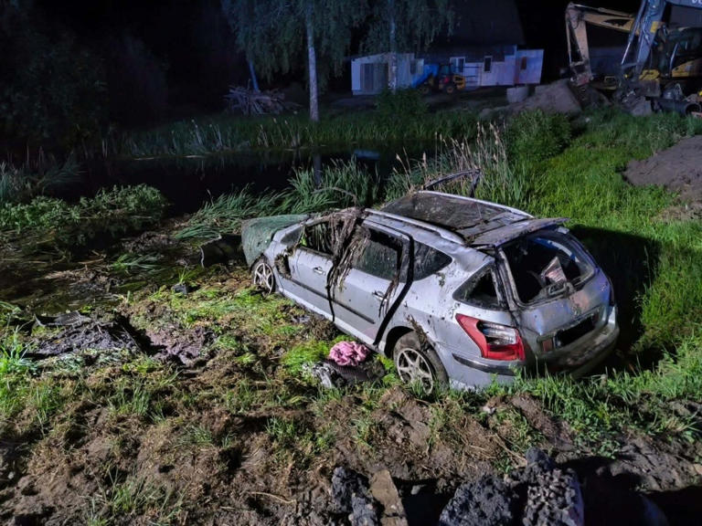 Tragedia w Brzuzem. Auto wjechało do bagna, nie żyją dwie osoby