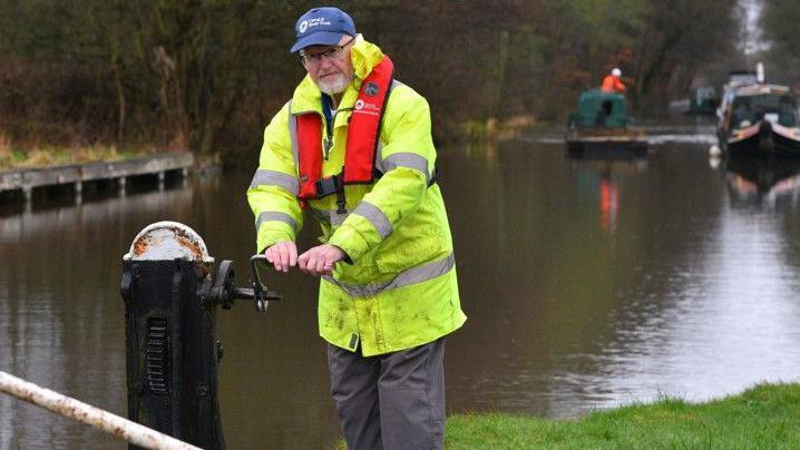 Lock keepers needed to help boaters this summer