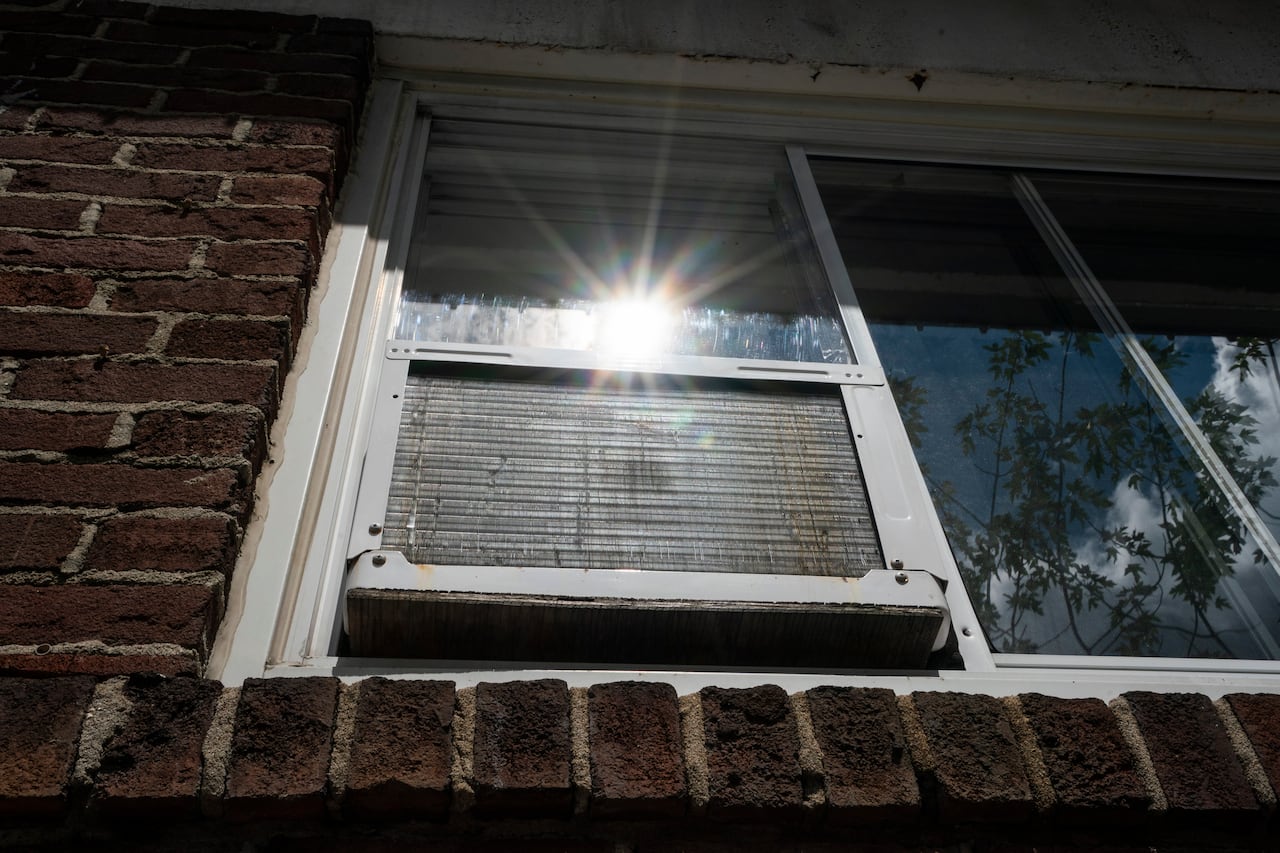 Toronto council nudges heat bylaw plan forward as renters face another ...