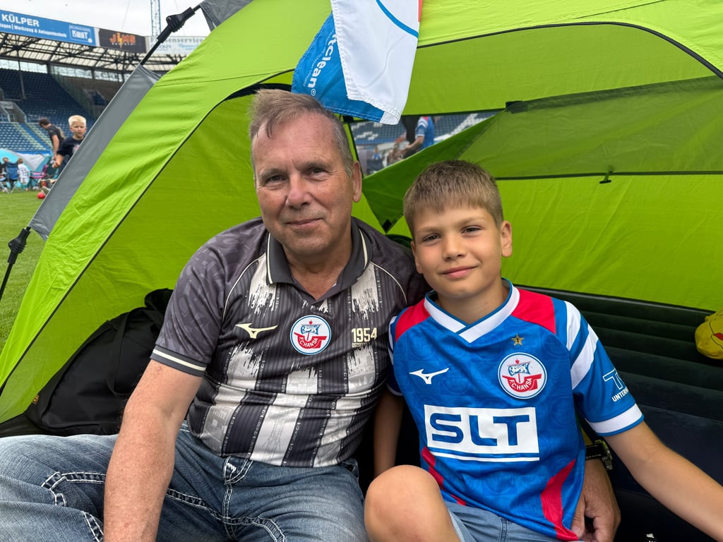 Deutschlandweit einmalig: Bei Hansa dürfen die Fans auf dem heiligen ...