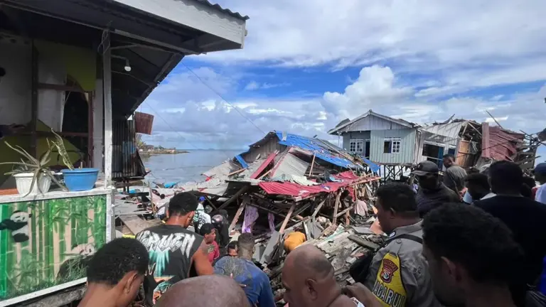 Ledakan diduga bom Perang Dunia II di Biak Papua: Tim Jibom Gegana ...