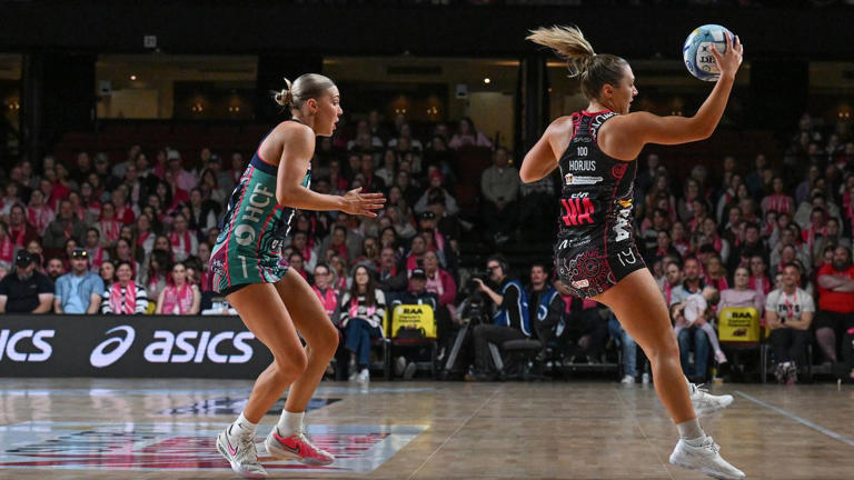 Thunderbirds crush Vixens in Super Netball statement