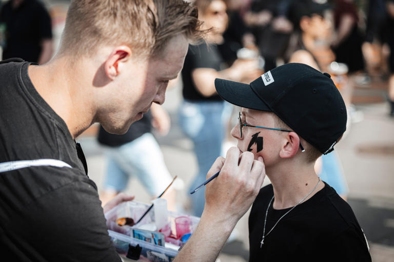 Geschminkte Metalfans und der vielleicht schönste Hotdog der Stadt ...