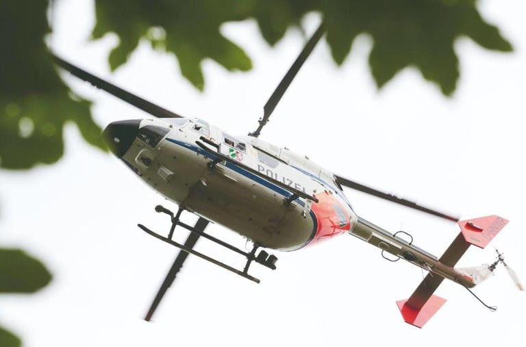 Fahndung mit Hubschrauber: Unbekannte dringen in Firma ein