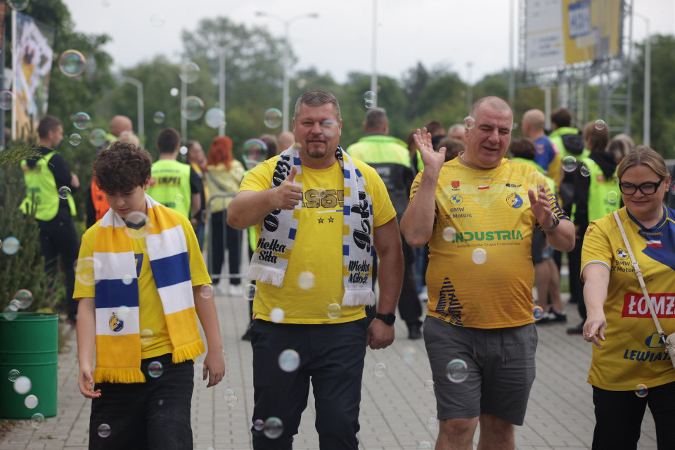 Mecz sezonu w Hali Legionów w Kielcach. Jest specjalna strefa kibica i ...