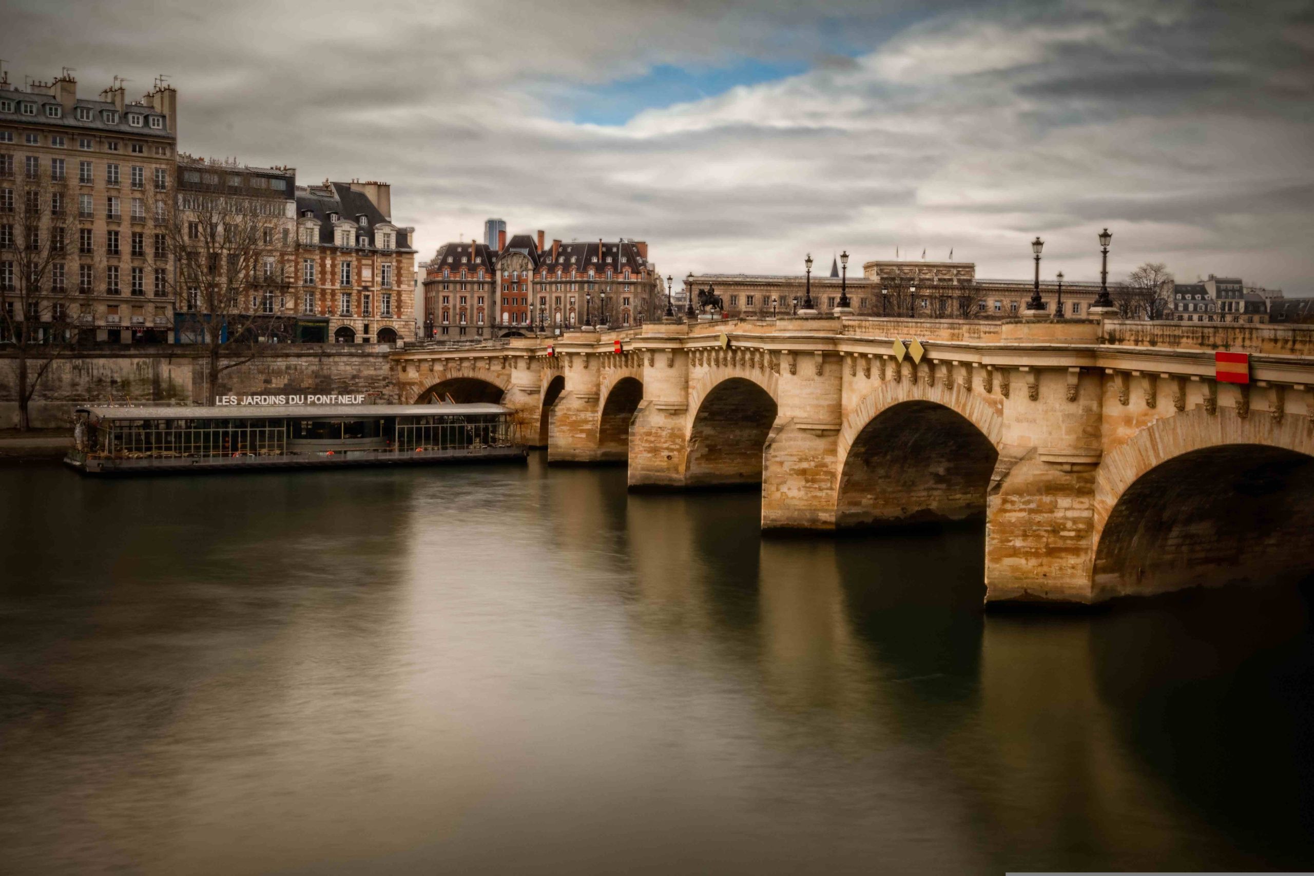 Pont Neuf: Η αρχαιότερη γέφυρα του Παρισιού έγινε «σπηλιά» και μαγεύει ...