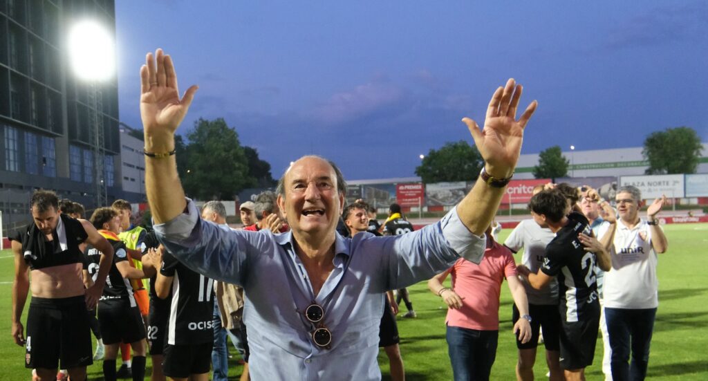 Félix Revuelta saca los pasos prohibidos: la celebración del presidente