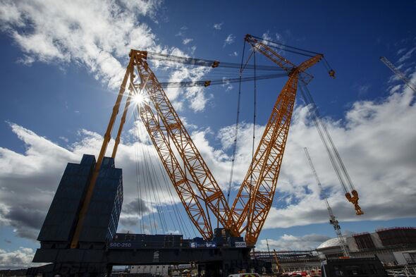 World's biggest crane that can lift 5,000 tonnes is currently in the UK