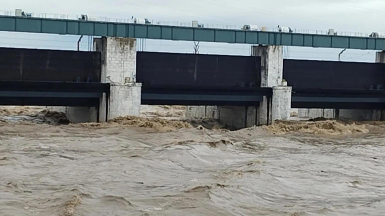 Gandak barrage gears up ahead of monsoon, deploys staff