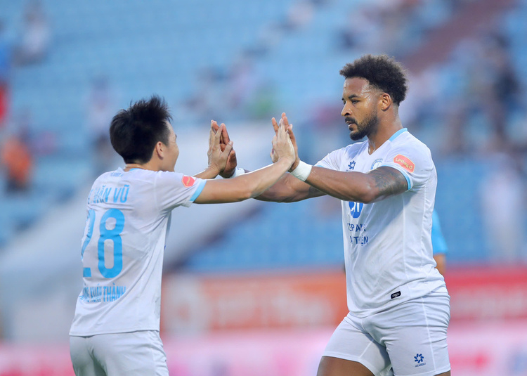 Xuân Son lập hat-trick với một siêu phẩm móc bóng