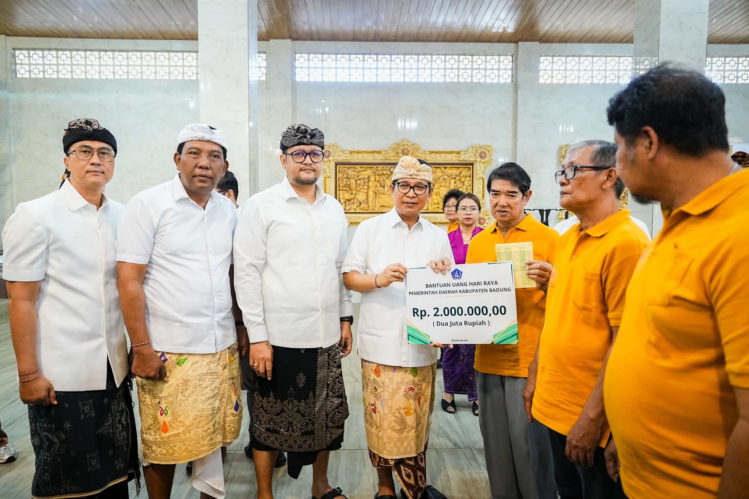 Salurkan bansos Hari Raya Waisak untuk umat Buddha, bupati dan wabup ...