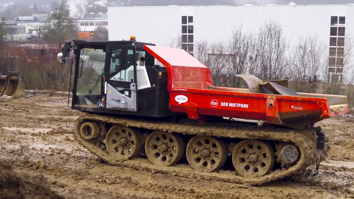 This small machine conquers deep mud like a tank
