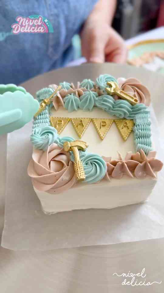Pastel cuadrado para Día del Padre con decoración de herramientas