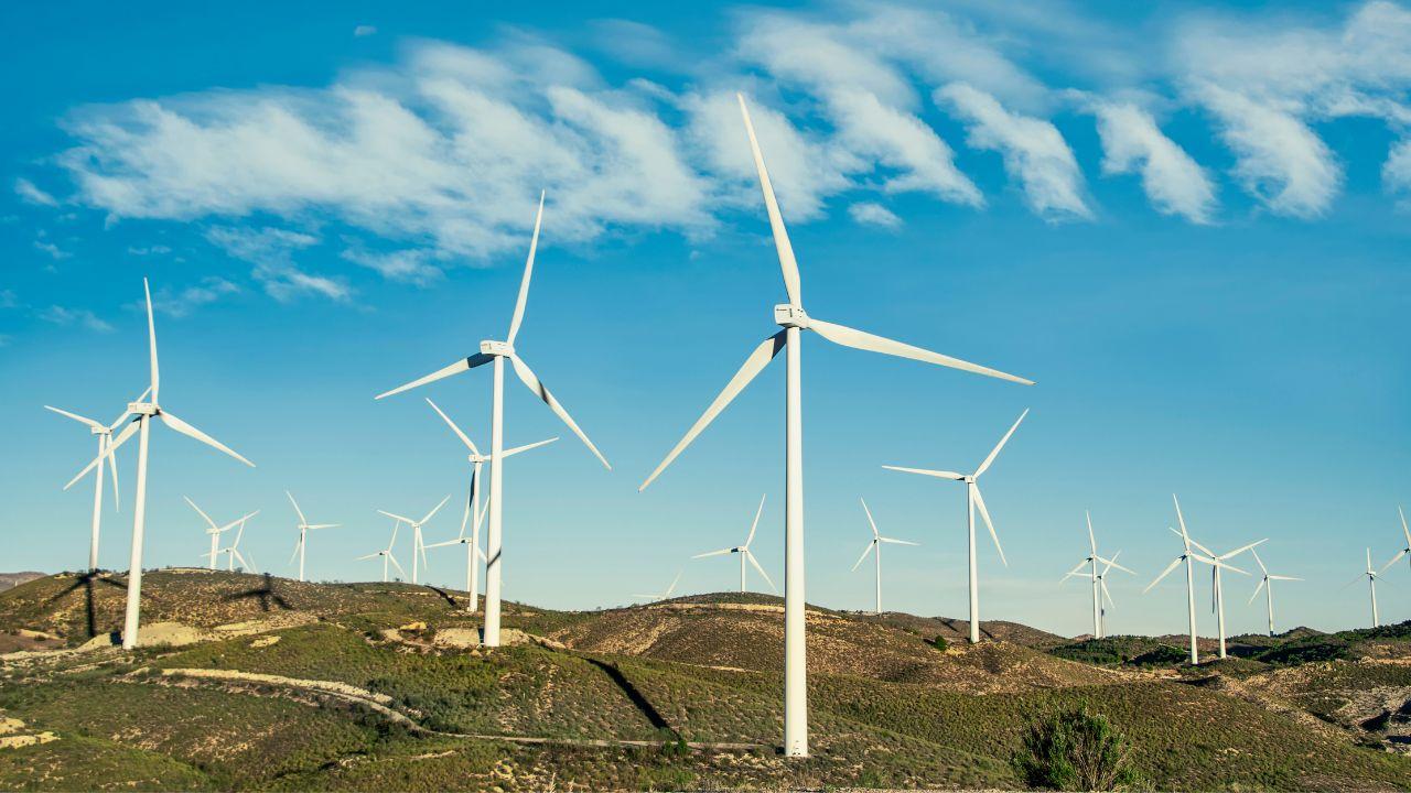 Un parco eolico da 13 "torri" di 200 metri sulle colline pisane: «Ci ...