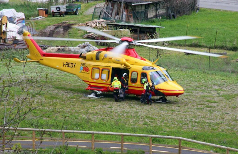 Cammina sul ciglio della strada e precipita in un dirupo, morta 58enne ...