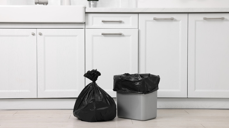 12 tips for keeping your kitchen garbage can clean