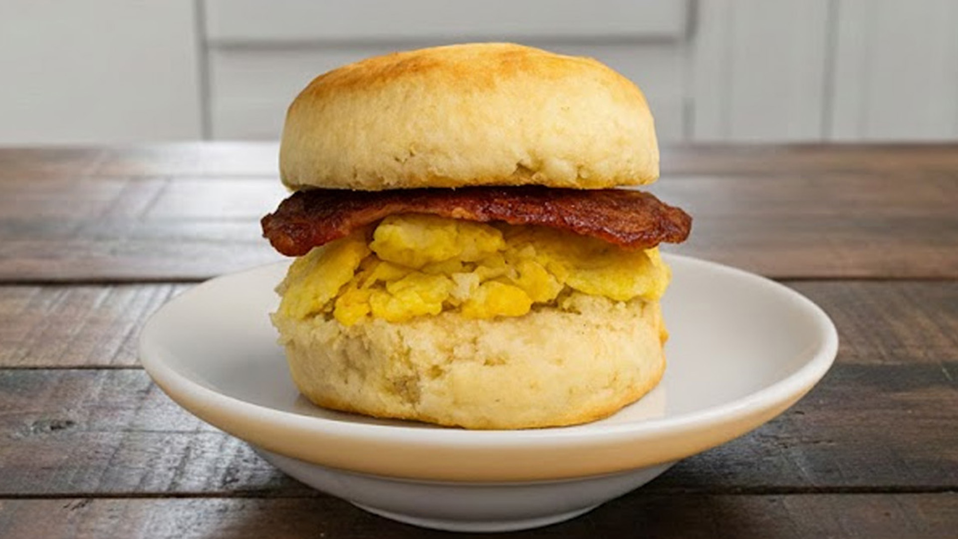 How to make bacon egg breakfast biscuit sandwich
