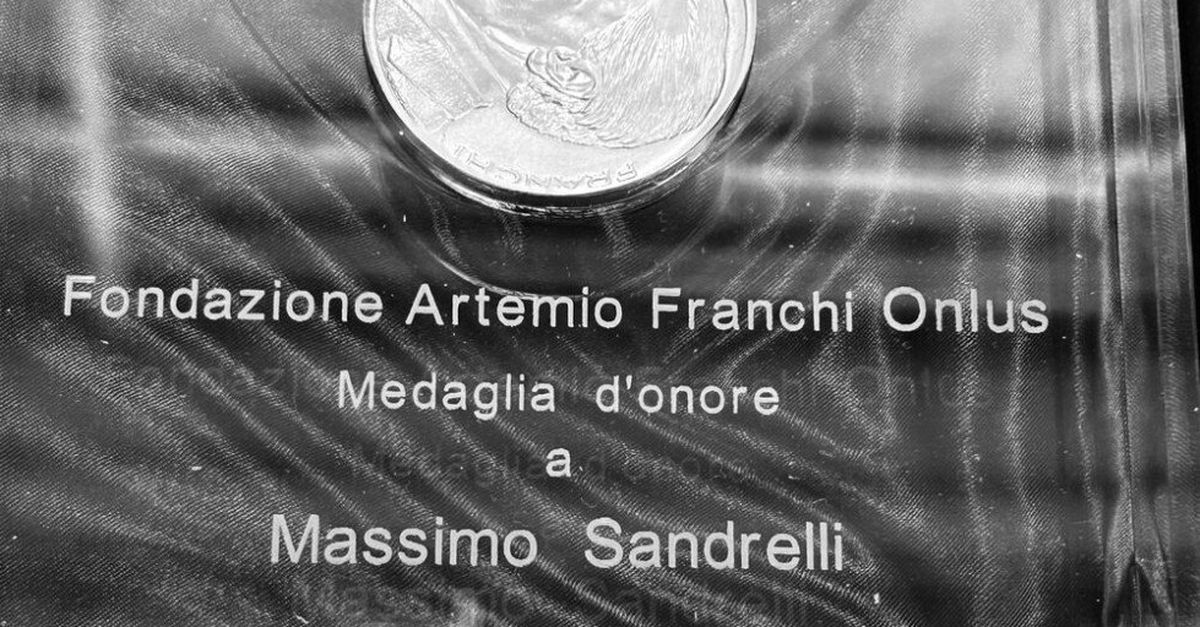 Massimo Sandrelli premiato con la medaglia d’onore Artemio Franchi